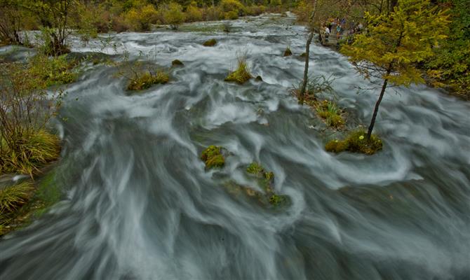 Conheça Jiuzhaigou, parque chinês de natureza exuberante