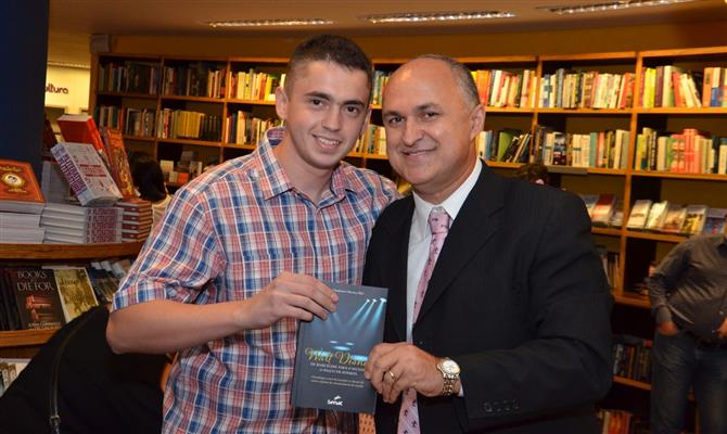 Claudemir Oliveira lança livro sobre Disney; veja as fotos | Gente