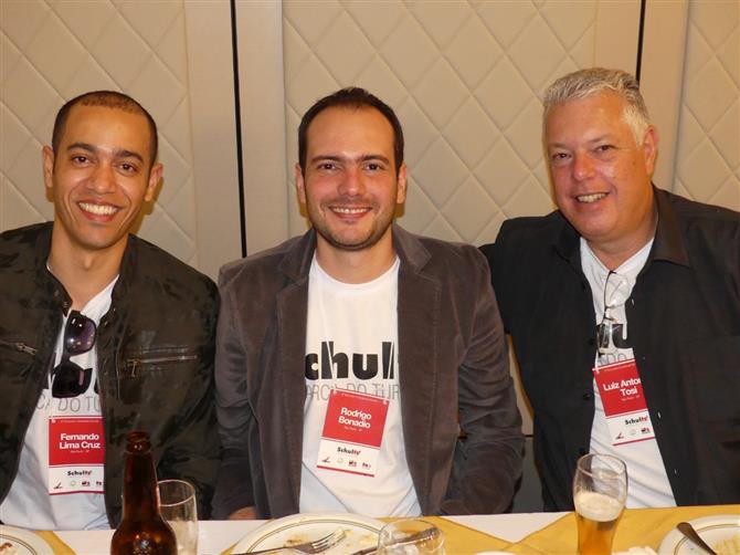 Schultz promove jantar em restaurante italiano; veja fotos