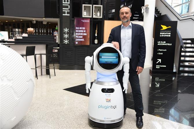 Accor apresenta Phil, seu robô concierge no Brasil | Hotelaria
