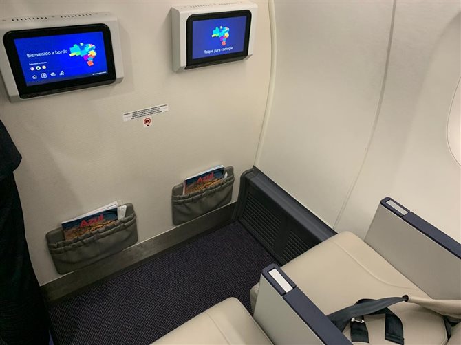 Veja fotos do interior do 1º E195-E2 da Azul