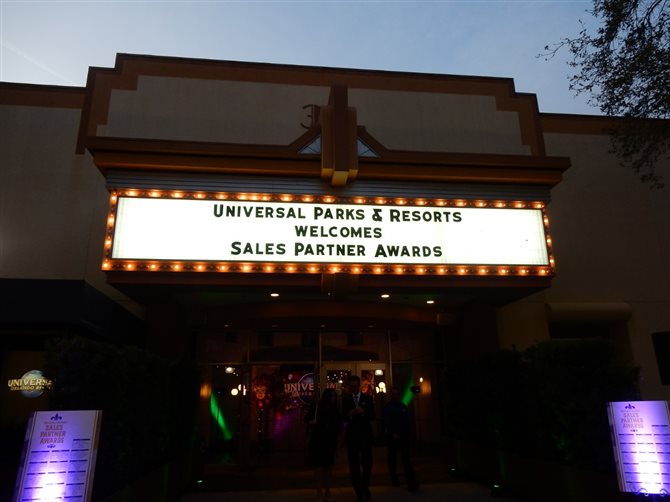 Universal premia principais parceiros globais; fotos