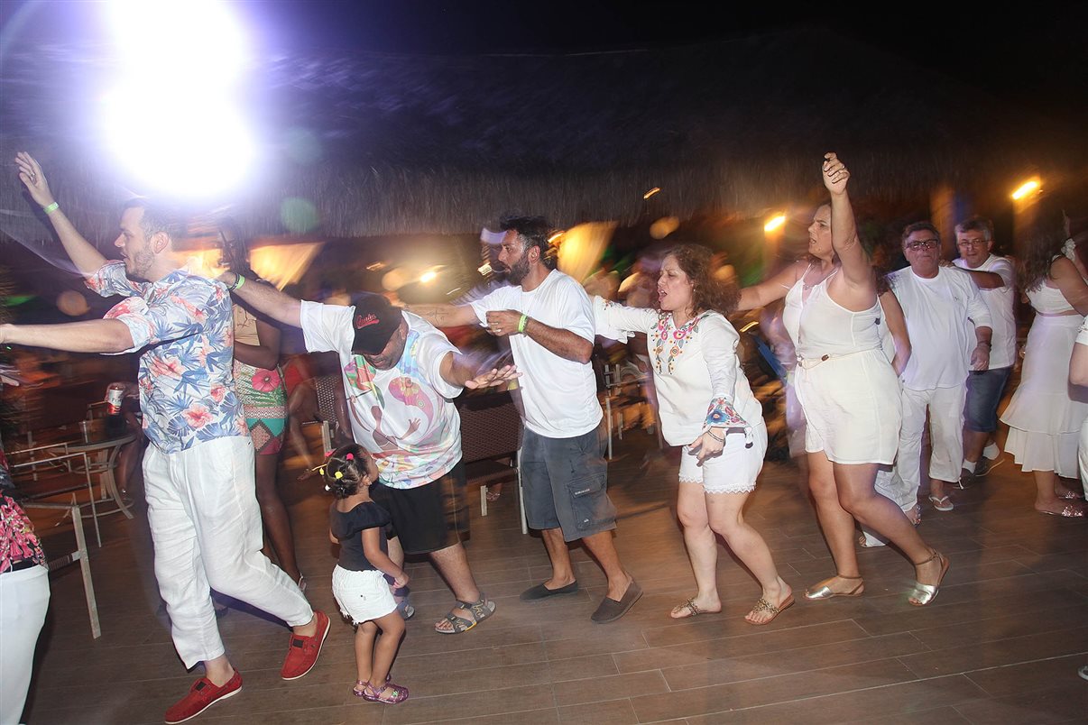 Luau à beira mar esquenta Convenção da Schultz