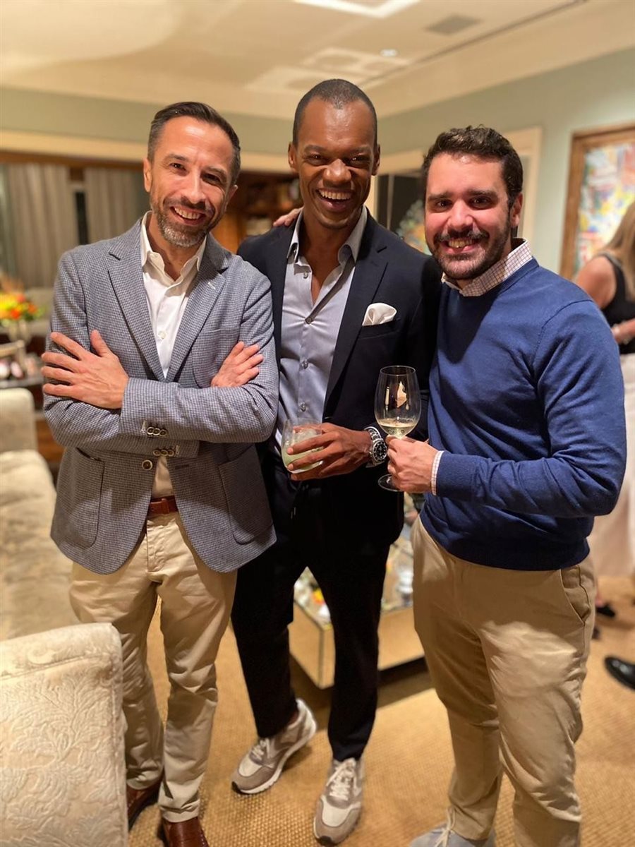 Eduardo Gaz realiza jantar para parceiros em sua casa