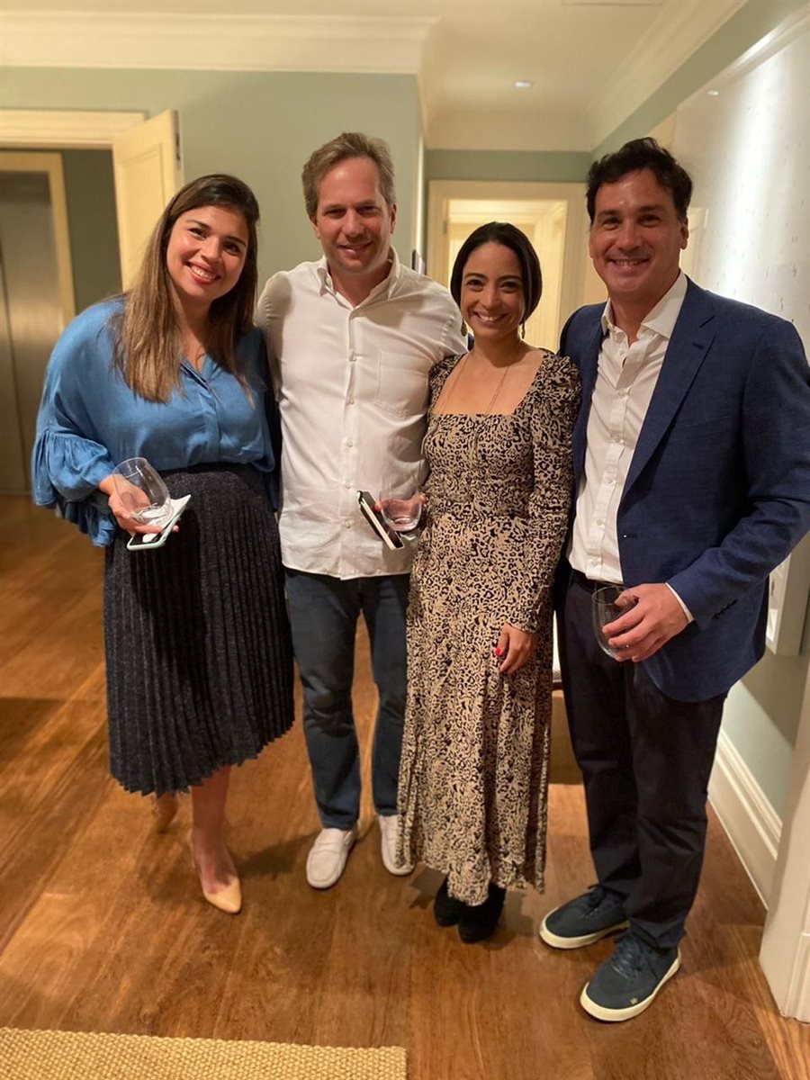 Eduardo Gaz realiza jantar para parceiros em sua casa