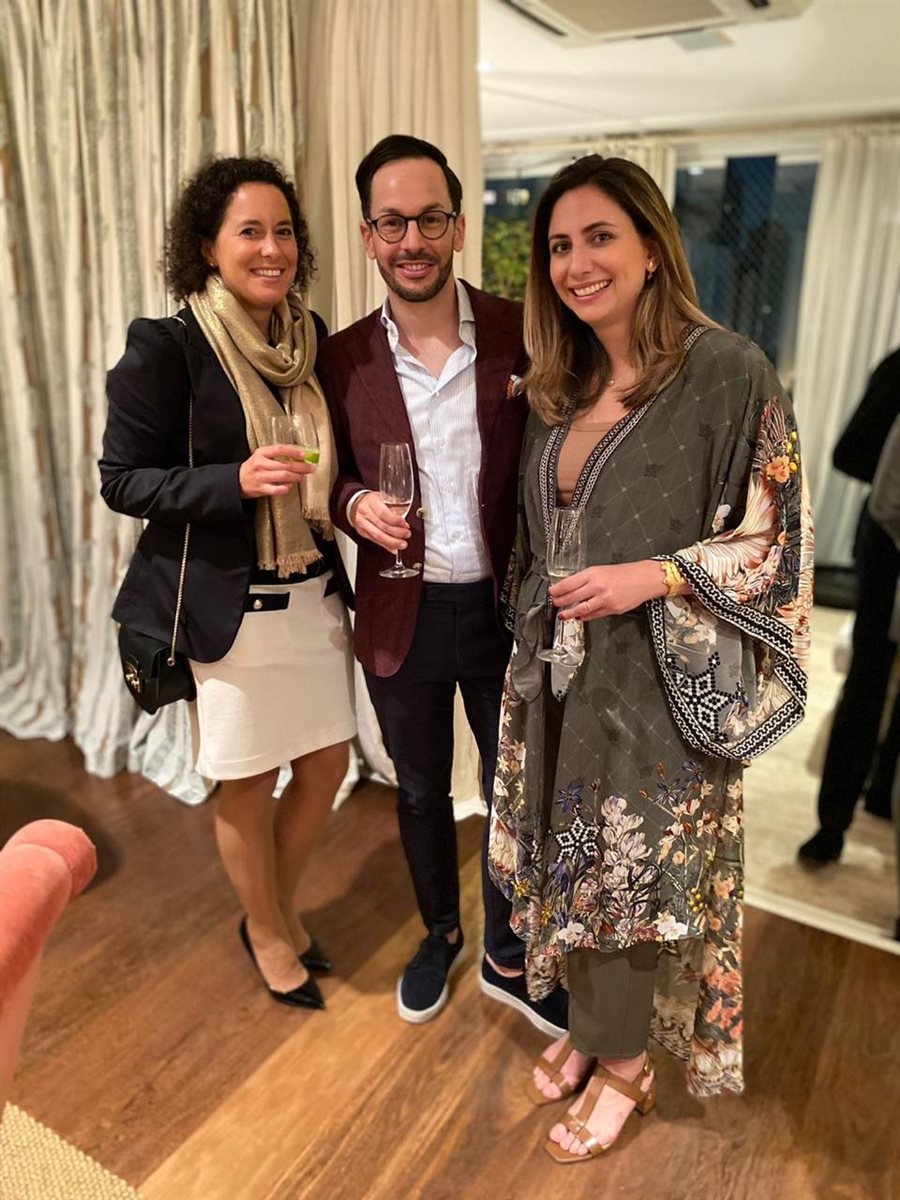 Eduardo Gaz realiza jantar para parceiros em sua casa | Gente