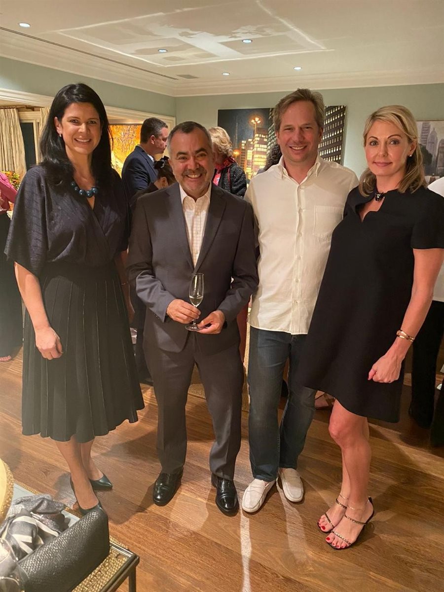 Eduardo Gaz realiza jantar para parceiros em sua casa