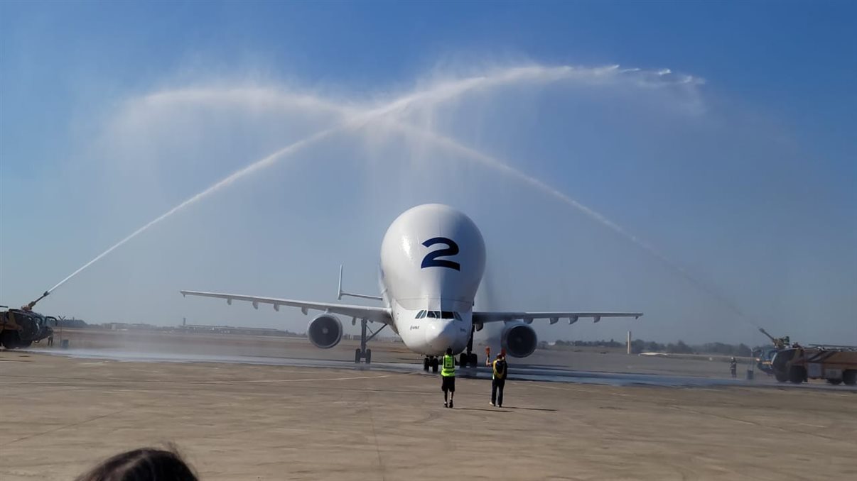 Airbus Beluga visita Brasil e pousa no hangar da Azul