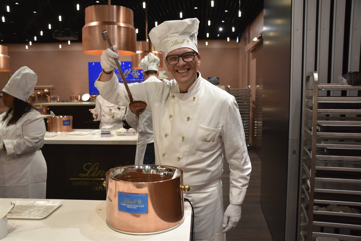 Agentes brasileiros conhecem museu da Lindt, na Suíça