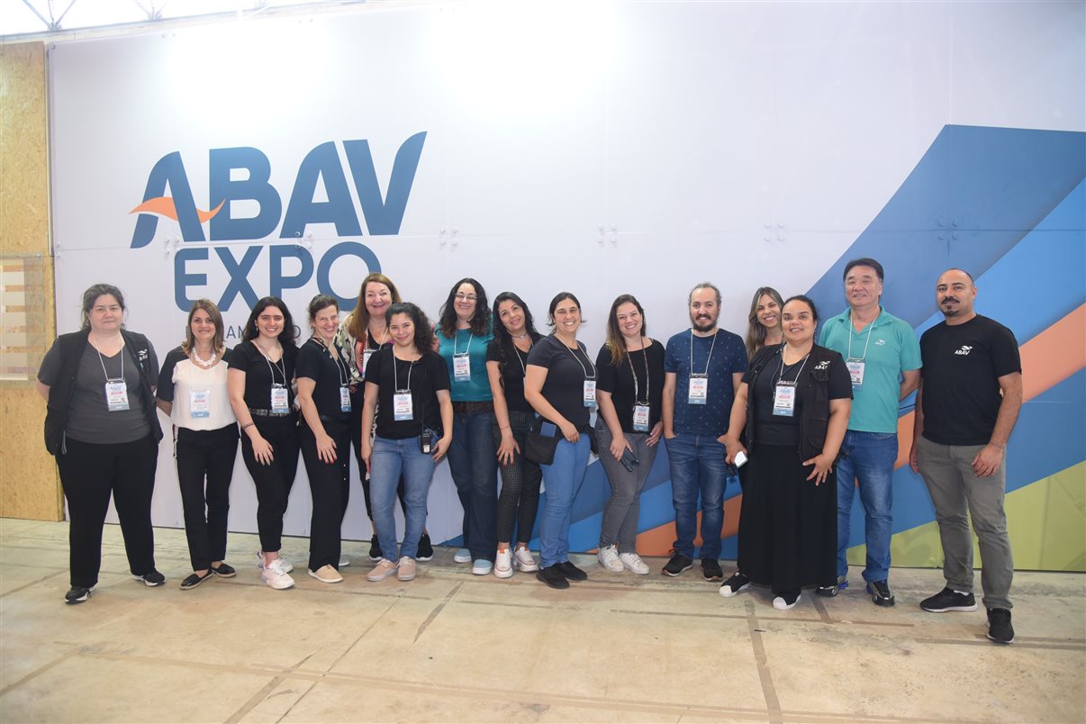 Veja mais fotos da montagem dos estandes para a Abav