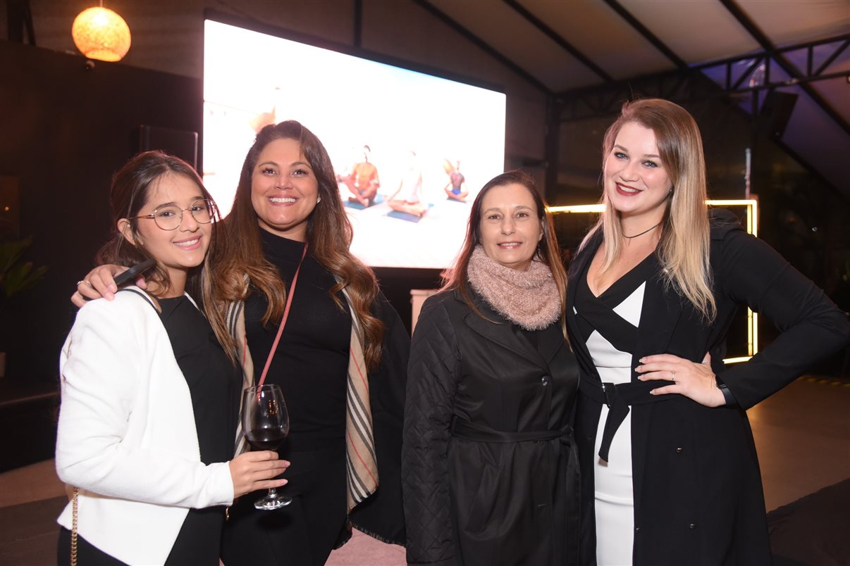 R11 Travel celebra treinamento e lança campanha; fotos