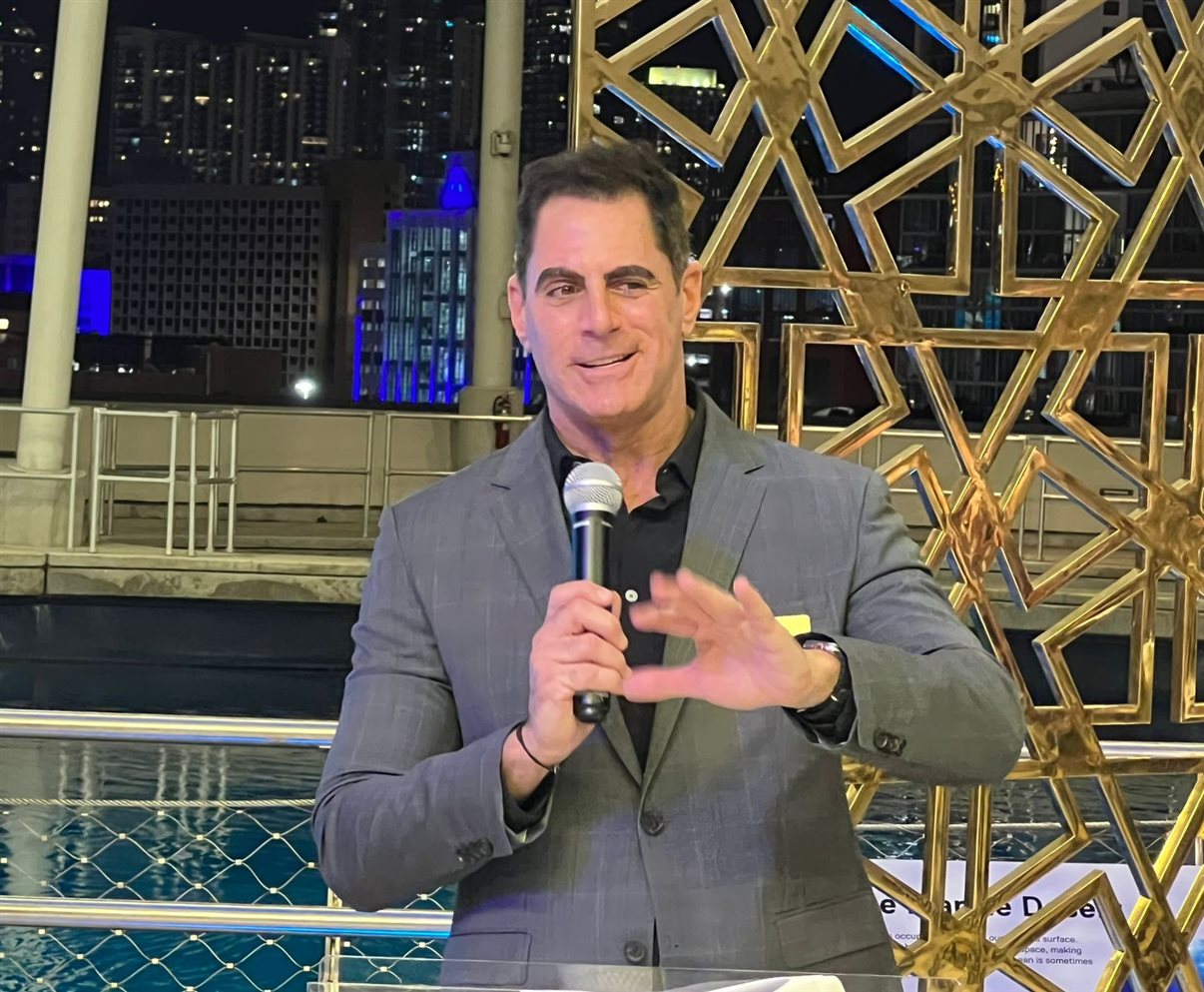 Ricardo Alves é homenageado em novo navio da Scenic