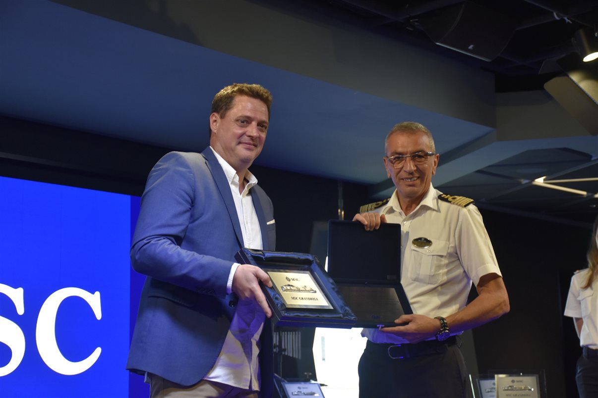 MSC faz troca de placas do MSC Grandiosa em Santos