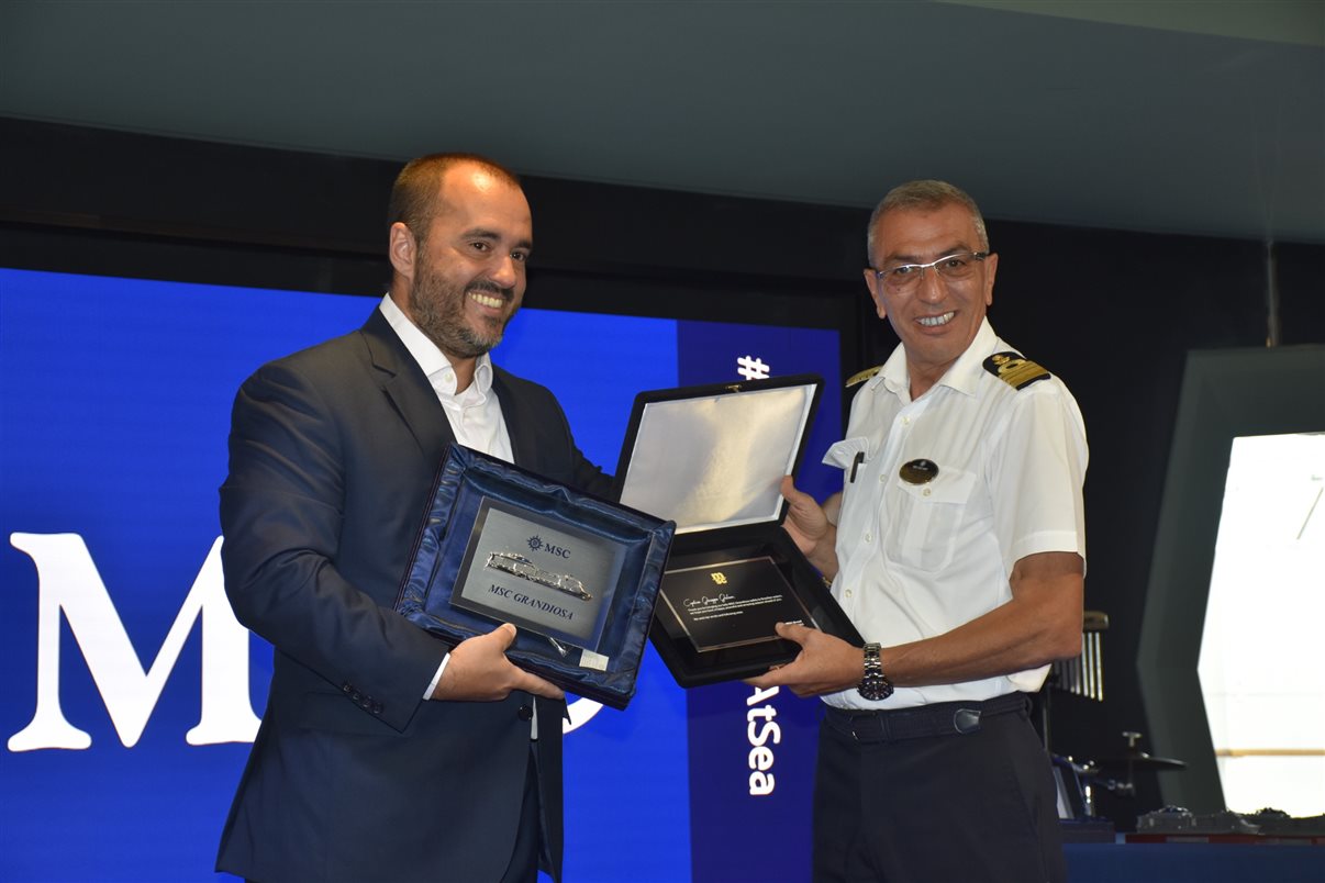 MSC faz troca de placas do MSC Grandiosa em Santos