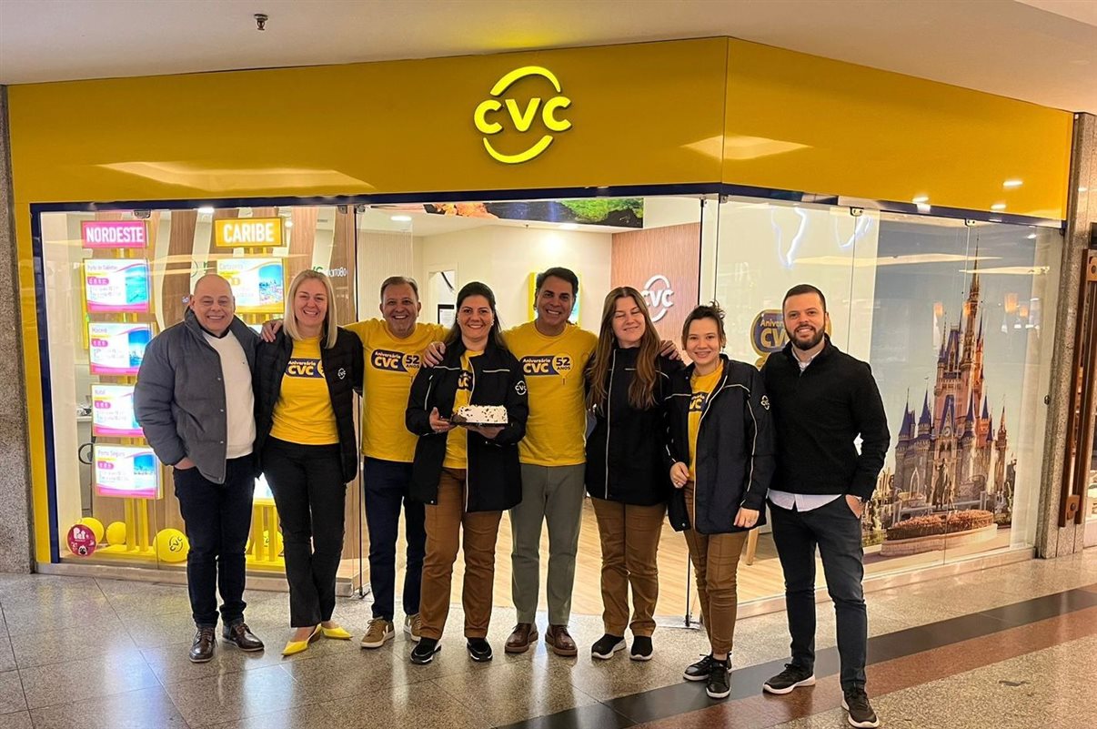 CVC comemora 52 anos com executivos nas lojas
